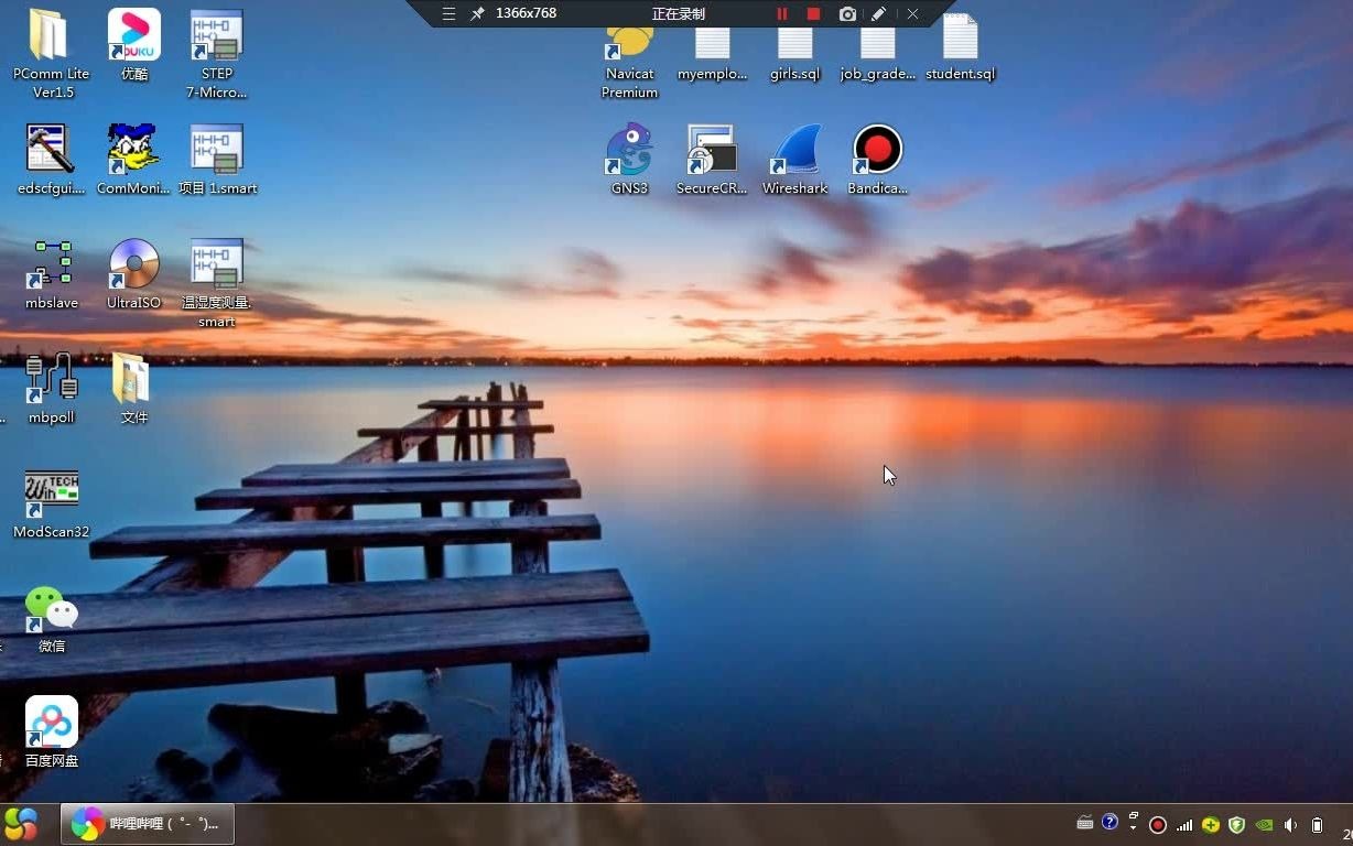 一点都不难,使用Navicat软件同步两个数据库的结构