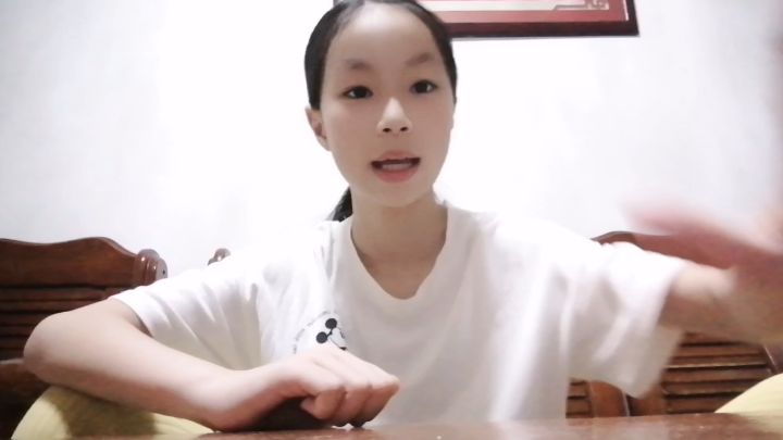 快艾特你的闺密给你编皮筋手链