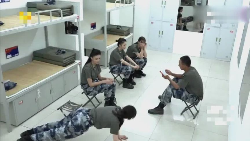 王威带大家学习条令条例,杨幂背不下来,一个字一个俯卧撑!