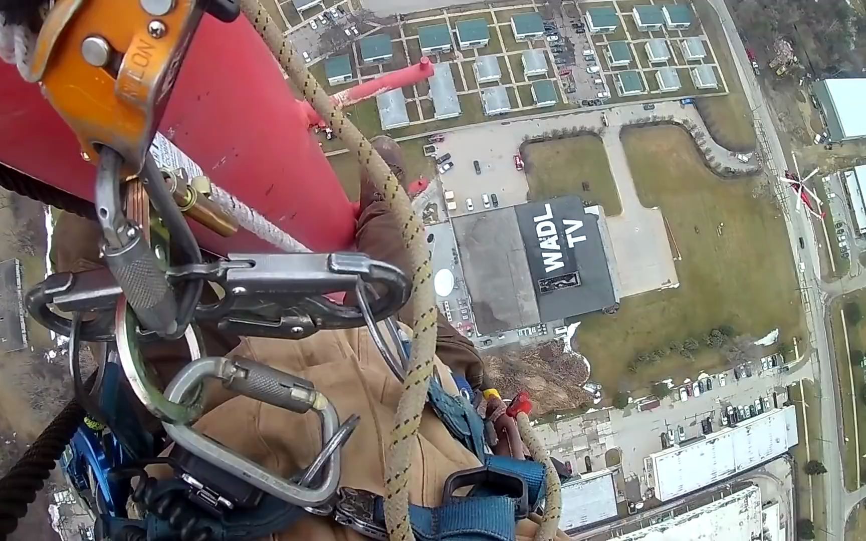 使用直升机更换广播电视信号塔的天线