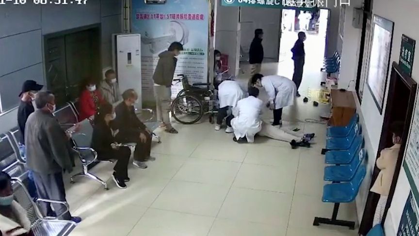 点赞!医生,你狂奔救人的样子真美