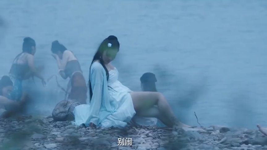 男子偷看美女洗澡被发现,想跑却被拦下。