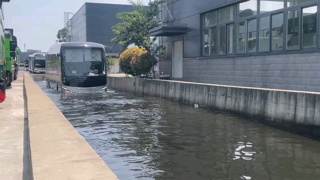宇通客车T15E 800mm水深涉水测试 15M超长豪华客车
