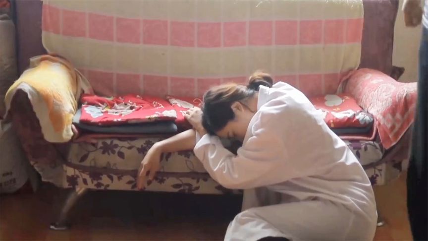 小伙去医院割痔疮遇到女医生,全程一直放屁,女医生惨遭毒手!