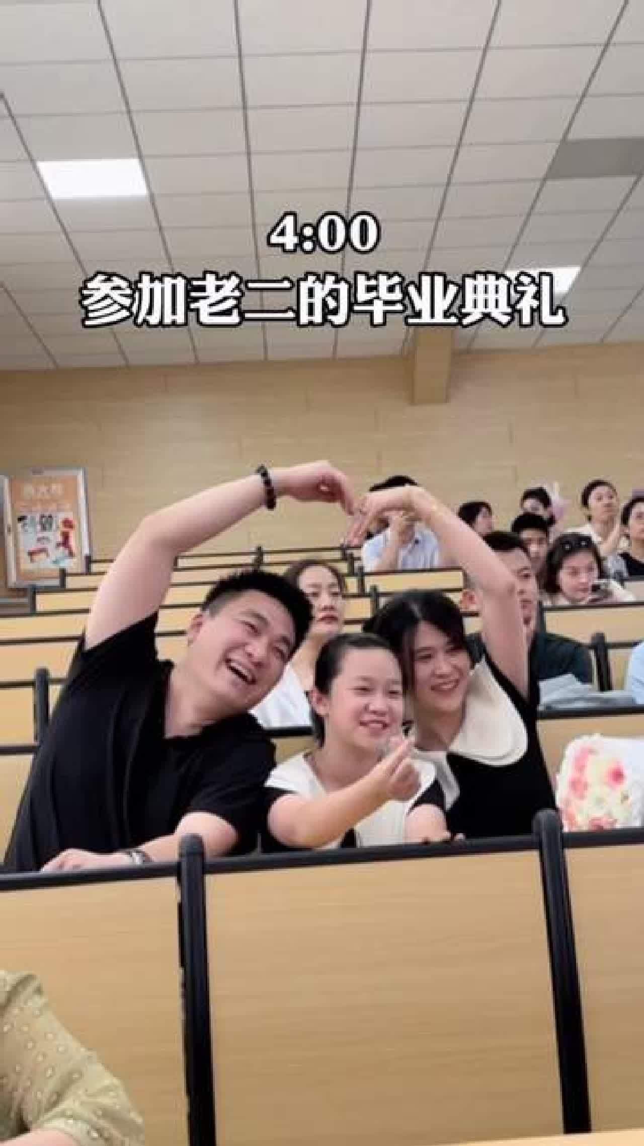 今天老二禾禾幼儿园毕业了,再开学就要上一年级了,这时间真是过的太...