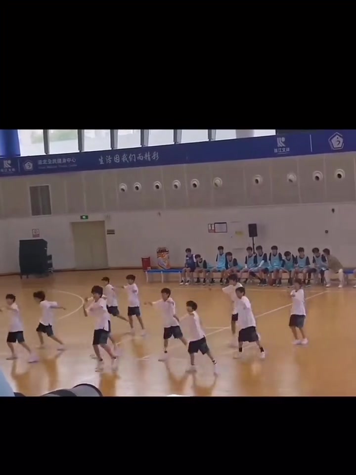 时团在看四代表演哈哈哈 tf家族夏季运动会 《加油amigo》