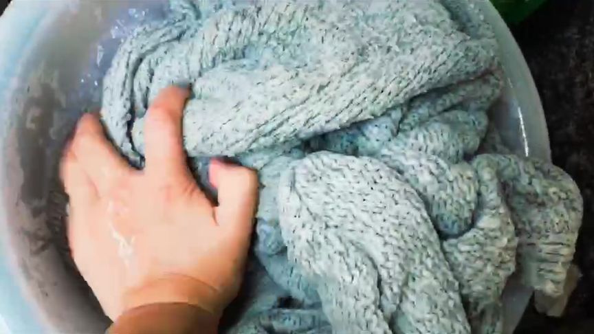打工妹第一次这样手工洗衣服,整个手都快要废,洗完整个人没力气