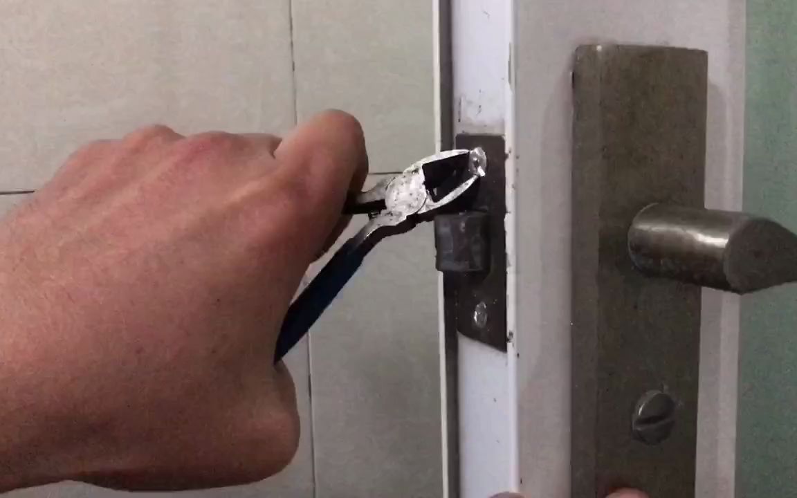 拆解洗手间门把手 用自己的方法更换一个新的 实操比想象难不少