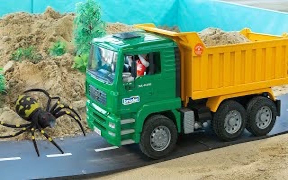 救援车 从出现在建筑工地的大蜘蛛手中拯救自卸卡车 儿童工程车玩具