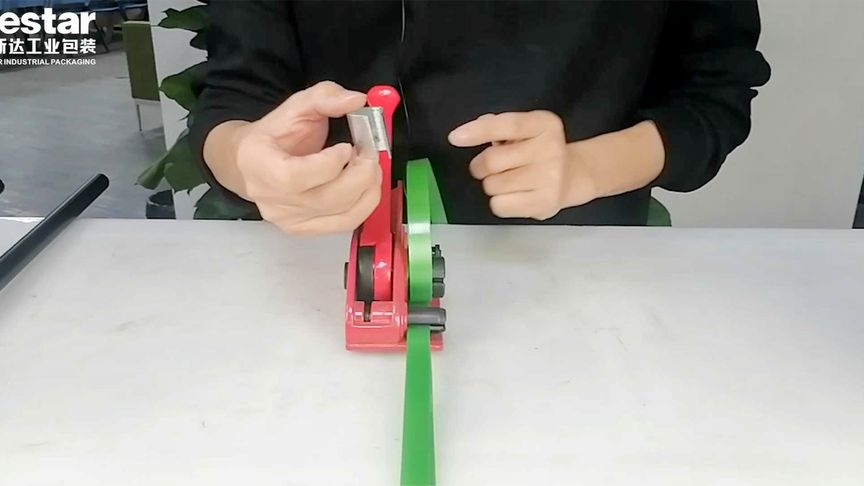手动塑钢打包机教你怎么快速放打包扣操作方法