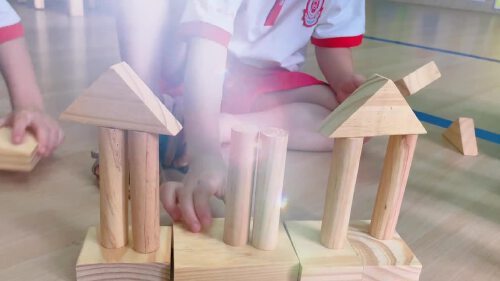 小班区域游戏《建构区》培养孩子动手动脑的能力,促进幼儿相互合作...