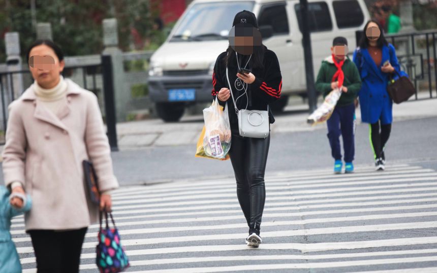 监控拍下女子低头看手机命丧车轮下,你还敢做低头族吗?