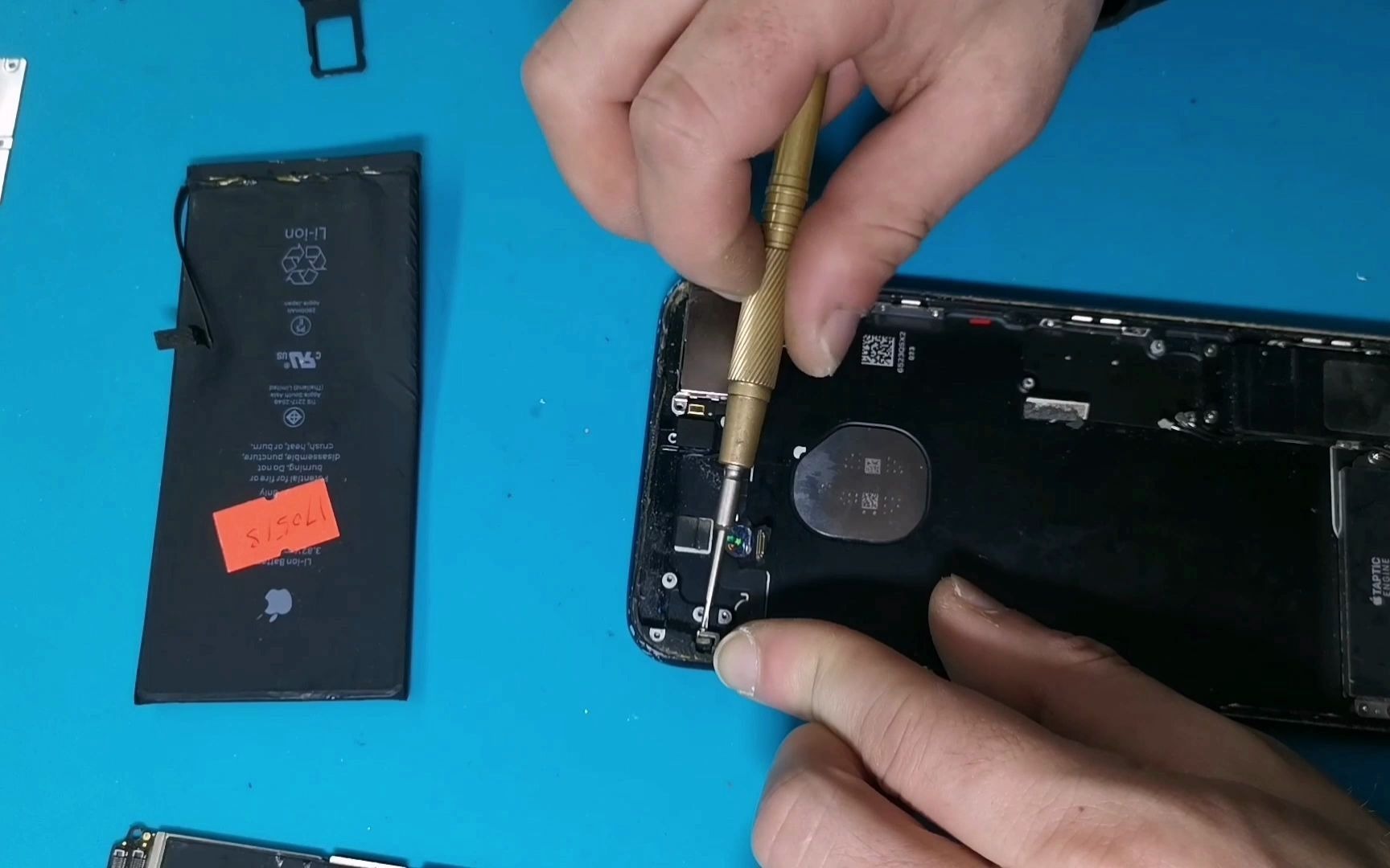 iPhone7plus手机拆机维修更换按键排线:指南舟手机维修培训中心