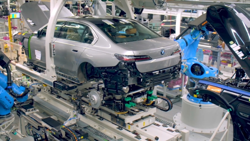 ...车身形式为4门轿车,驱动形式为前置后驱。宝马7系是宝马汽车的旗舰...