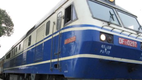 列车进入蚌埠站,遇到DF11G挂K94次泰州-深圳,准备踏上水蚌线