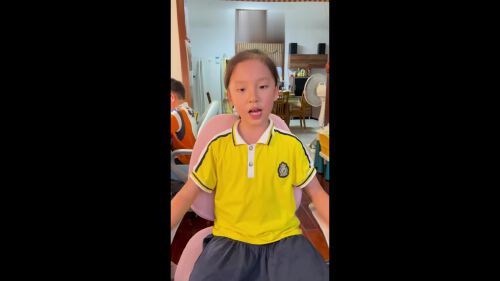 小萌娃今天回家背诵课文《小蝌蚪找妈妈》,表现还算可以吧