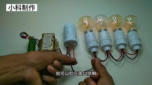 小伙太聪明了,将电机里的轴承套上一个线圈就可以发电 发电机