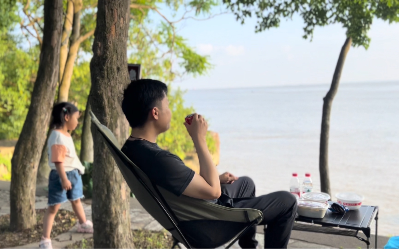 解锁露营车新用法-共享单车怎样带两娃