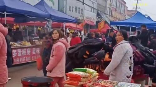 睡衣就是能气到卖羽绒服的,满大街穿睡衣的,穿羽绒服的寥寥无几!