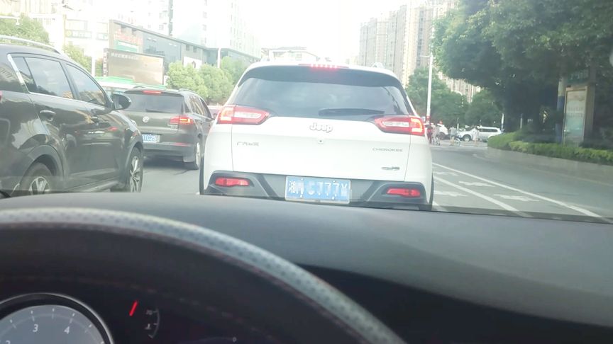 红绿灯停车,怎么判断与前车距离?看完你就懂了