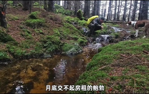 男人在野外竟住上了砖混结构