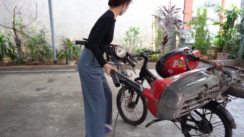 美女惊艳复古电瓶车翻新,厂家们快来取经!