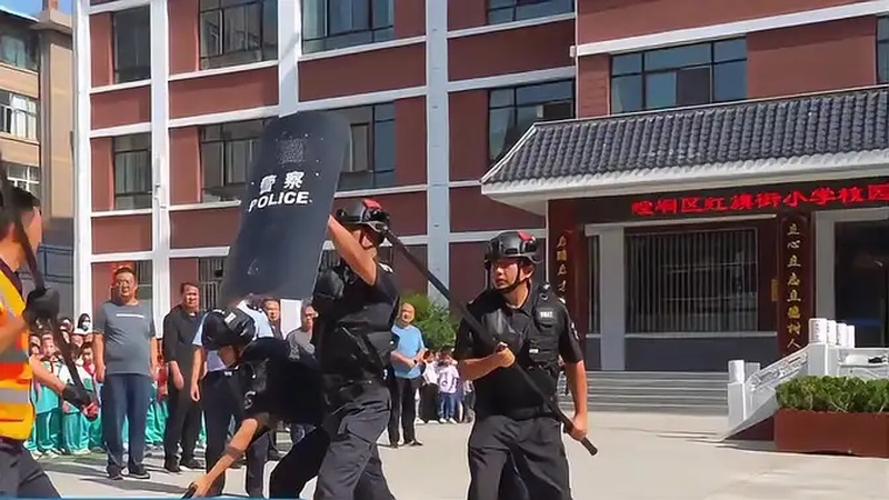 ...行 织密安全防护网,共筑平安校园墙--临夏县公安多维发力守护校园安全