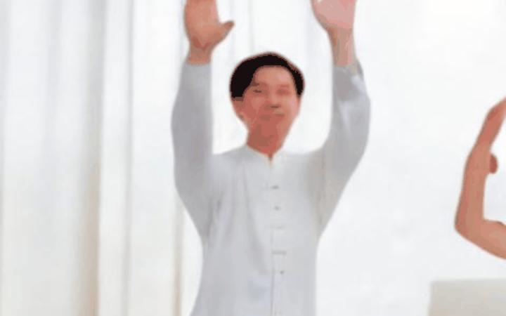 AI根据文字生成视频-一个男人在家打太极 展示