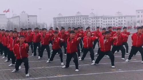 塔沟武校来的学生非常多,能在这里坚持学下去的能有多少,老师也不知道!