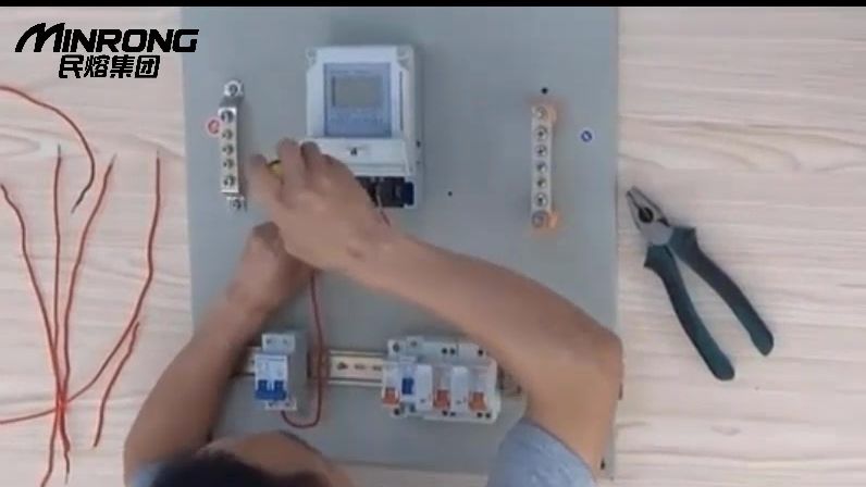 十年电工经验分享:单相电能表常用接线方法,实物讲解。民熔