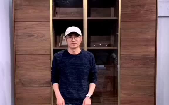 这是一款北美黑胡桃木原木打造,配合超窄边铝镁合金玻璃柜门,让好看...