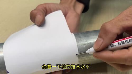 我瞪大眼睛不敢相信,坚硬如铁的不锈钢管,焊工也能直接拐90度弯