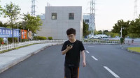新冠病毒的危害非常大,视频演示整个传播过程,说明出门防护很重要!