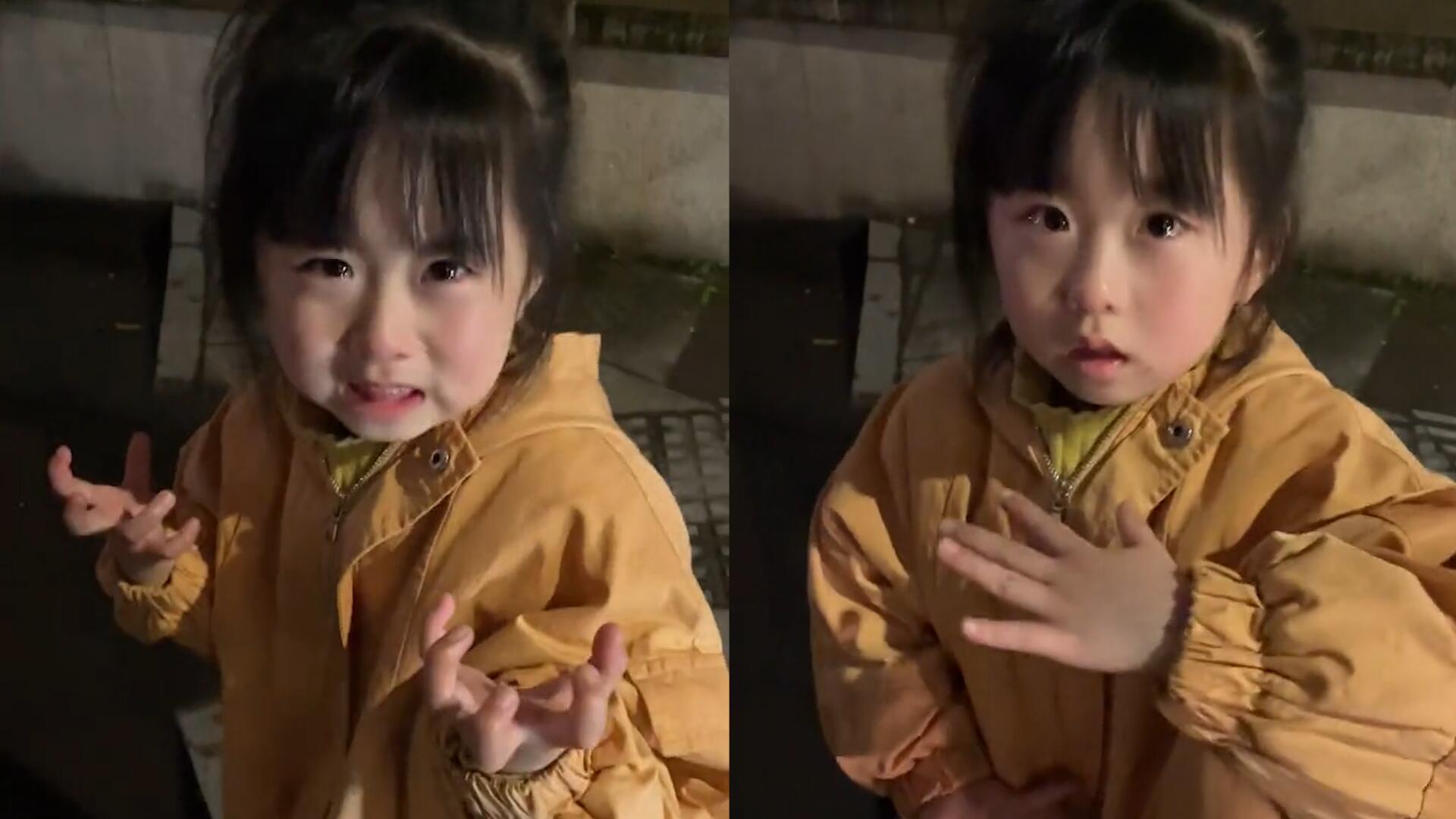 双胞胎姐妹打架被妈妈教训,妹妹还原事情经过,一顿比划引人爆笑