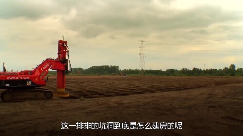 国外的独特盖房方法,拿10吨重的巨锤在地上砸坑,目的是什么?