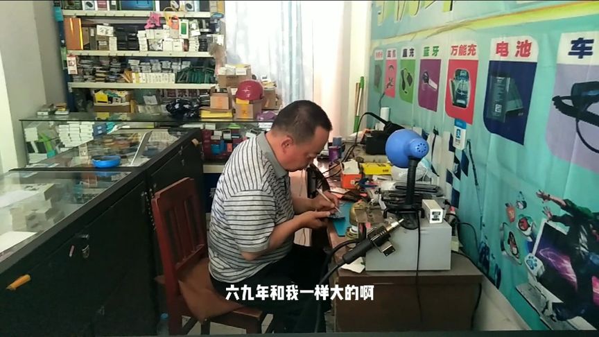 残疾小伙身残志坚靠技术自己创业,方便老百姓,受人夸奖