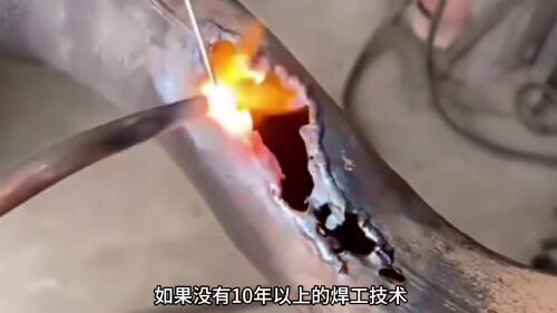 女焊工神技!薄如纸的排气管破洞,看她如何妙手电焊完美修复