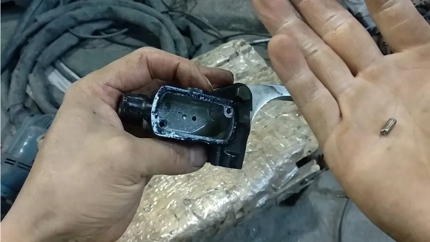 电动车刹车上泵盖螺丝不好拆,师傅分享几种办法轻松搞定