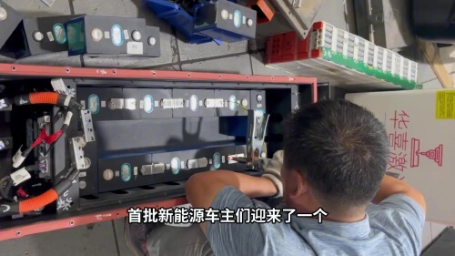 首批新能源车主给爱车换电池,到底要要费用,你能接受吗?