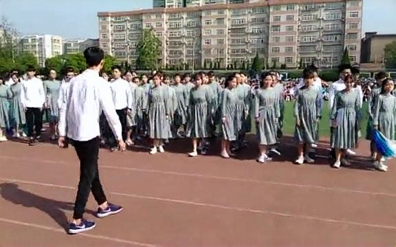 震惊 某中学运动会开幕式竟是抖音热门