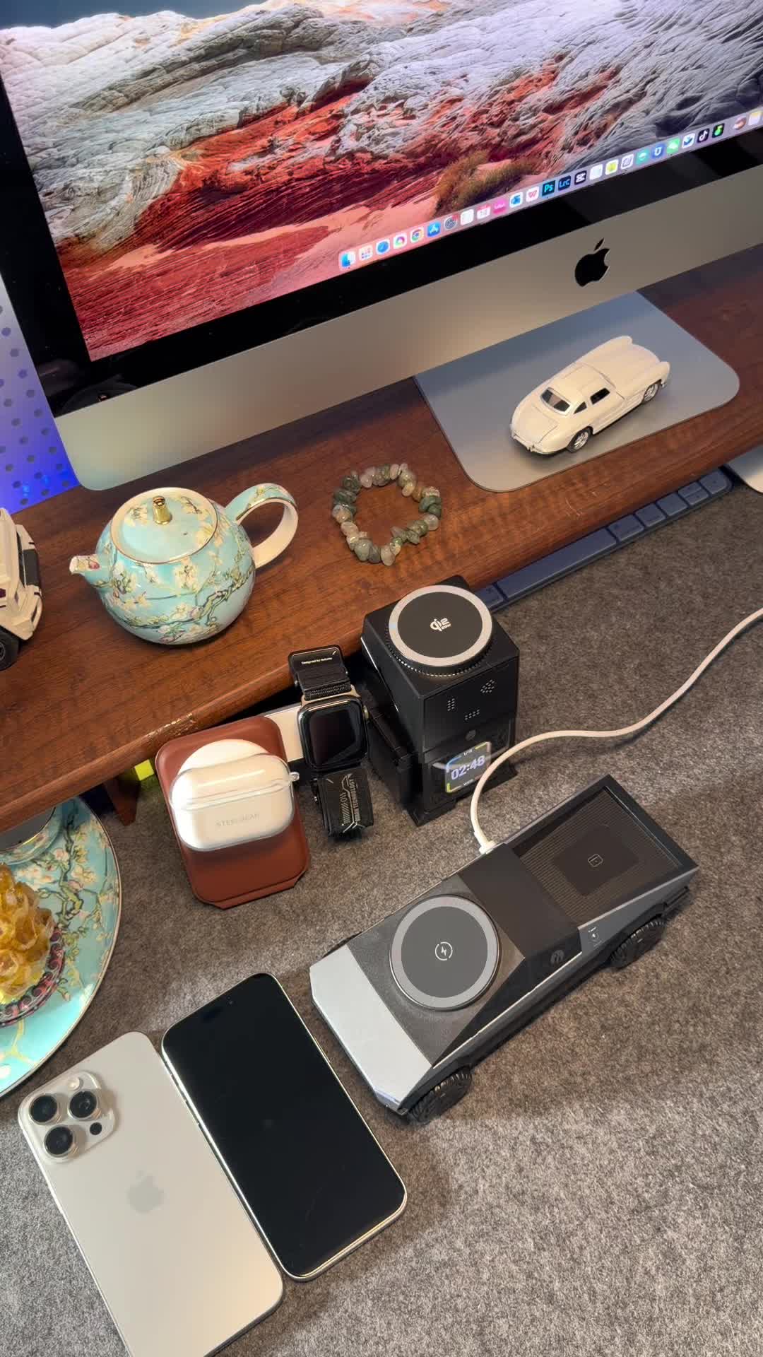 赛博皮卡车模化身三合一充电站,手机、耳机、手表往“车”上一放即...