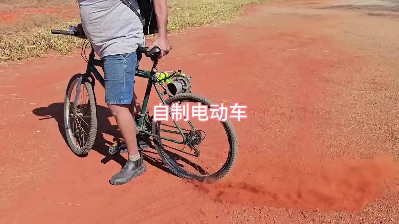 大叔用废弃汽车启动马达改电动自行车,创意十足!