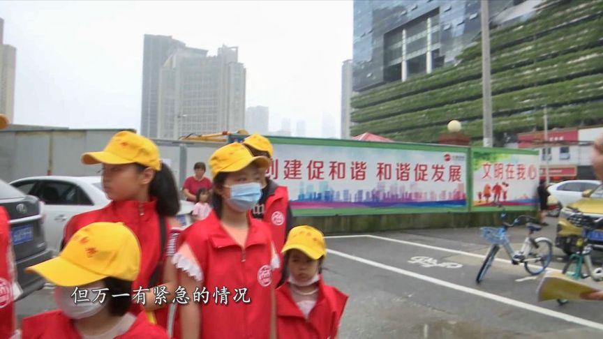 “小小城管”上街执法 让娃娃体验精细化管理