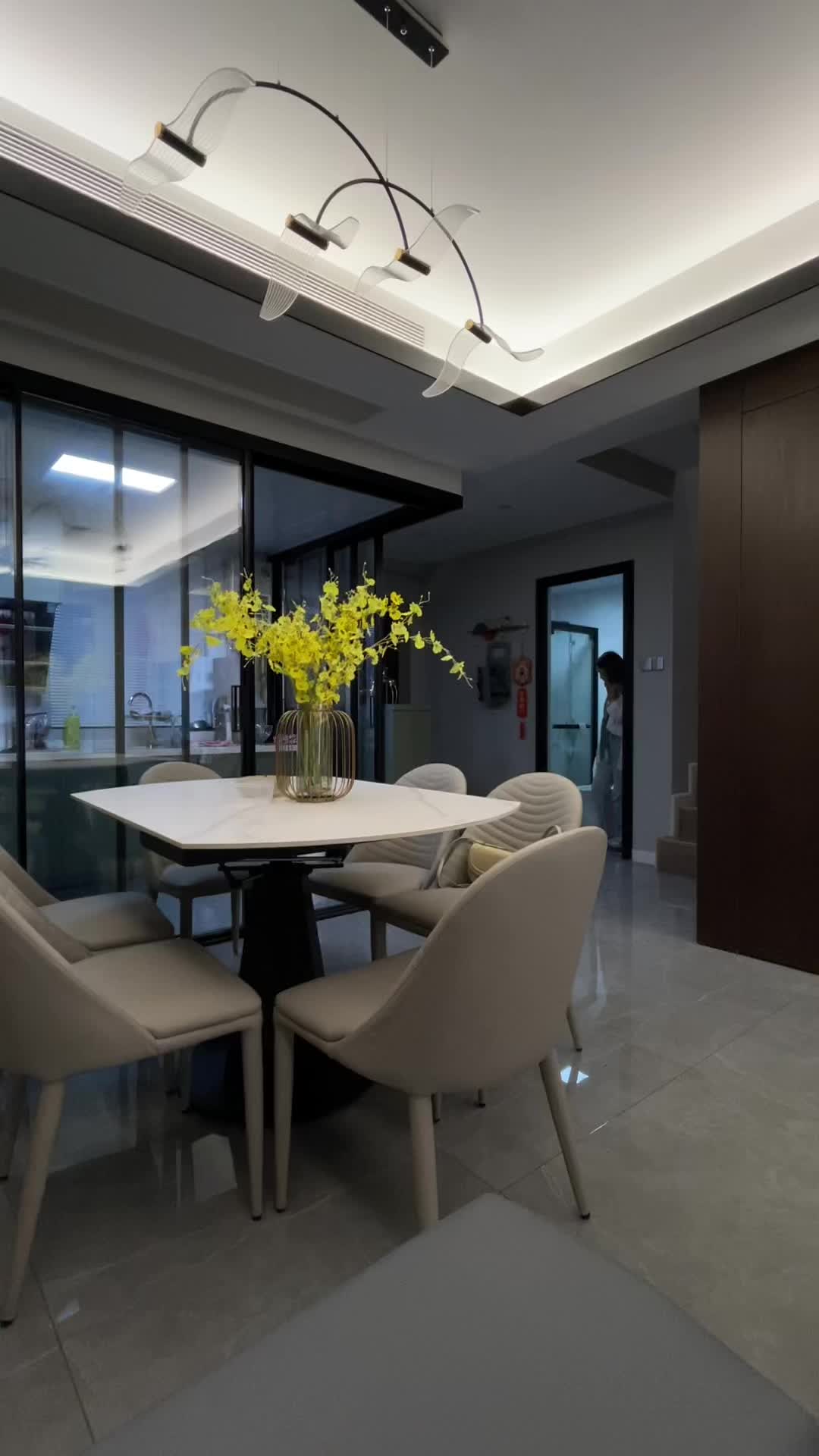 通透显大的客餐厅,厨房用玻璃门隔开!