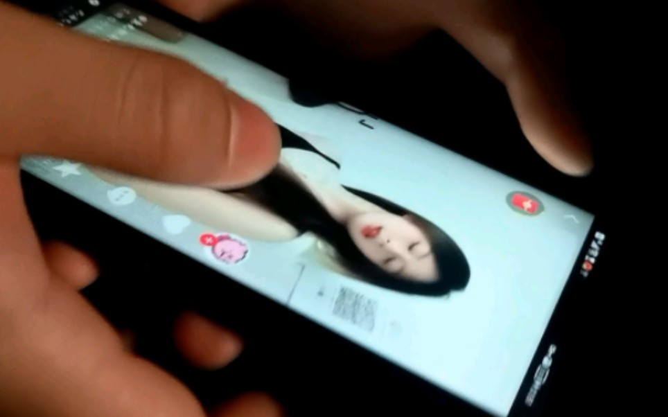 B站大学生如何评价抖音跳舞女,评头论足是真有一套,张口就来。