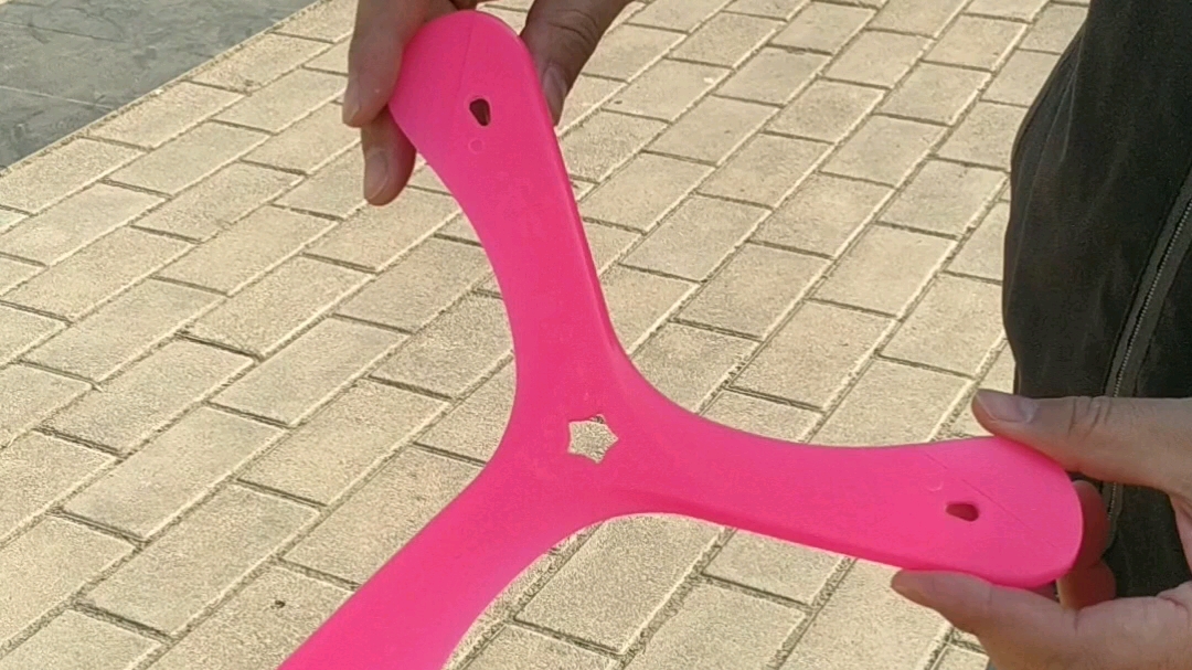 回旋镖怎么玩教学视频,手拿厚边,竖直向前投出,飞行器就会在空中...