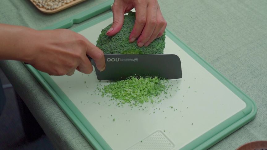 切菜很难,就要用锋利的刀来切,比如我#厨房菜刀