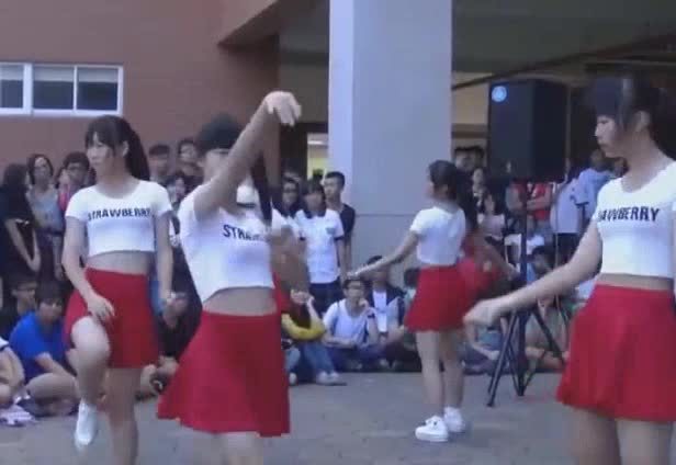 中学生校园的舞蹈,都在围观拍摄