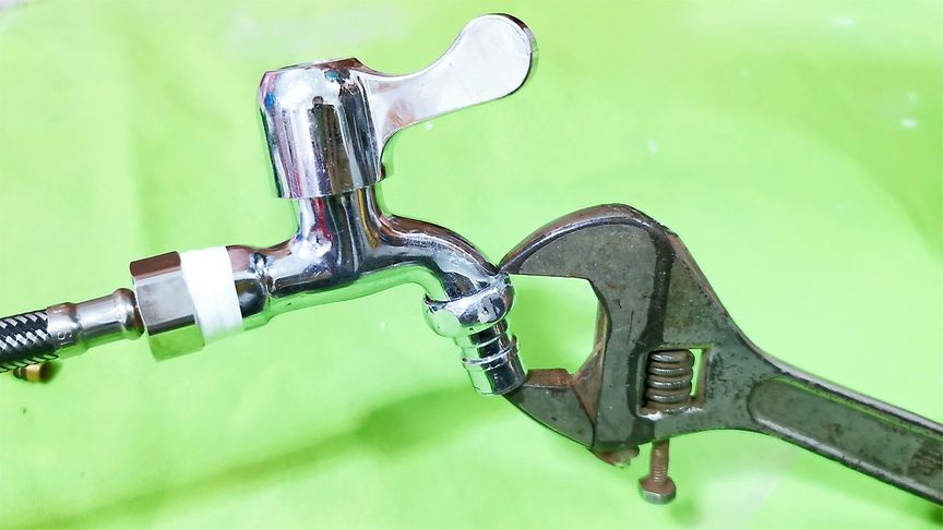 缠生料带是个技术活,现在专业的水电工太少了,很多师傅都缠错了