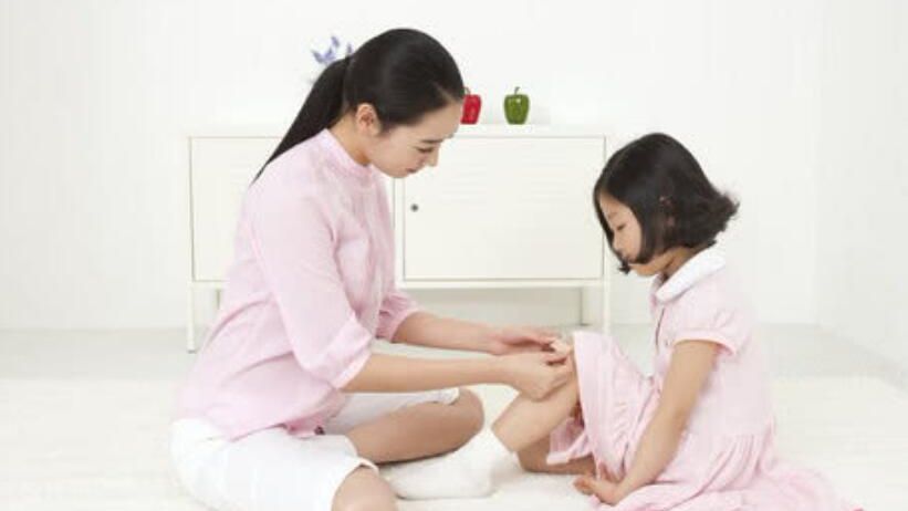 宝宝玩耍时很容易擦伤碰伤,父母应该怎么处理?看看你做对了吗
